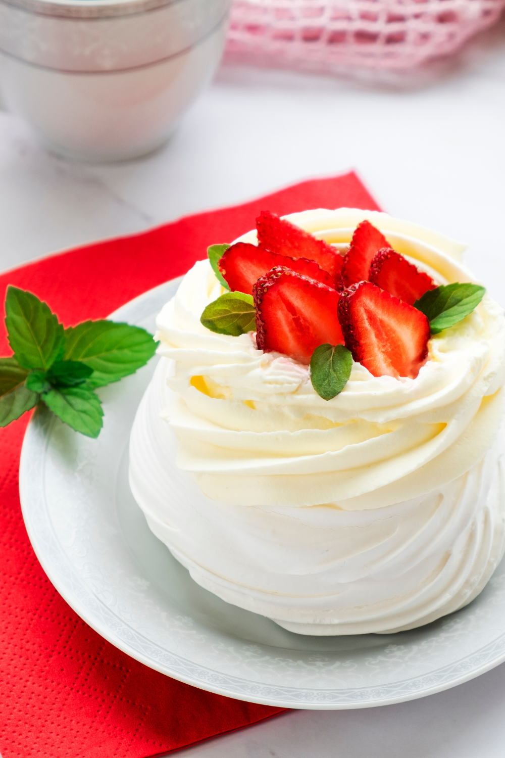 Balsamic Strawberry Pavlova: A Symphony of Flavor and Creativity – MACIJI